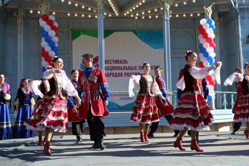 La Danza Cosaca En Ropa Tradicional Pyatigorsk, Rusia Foto de archivo ...