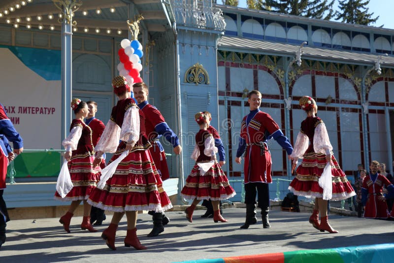 La Danza Cosaca En Ropa Tradicional Pyatigorsk, Rusia Foto de archivo ...
