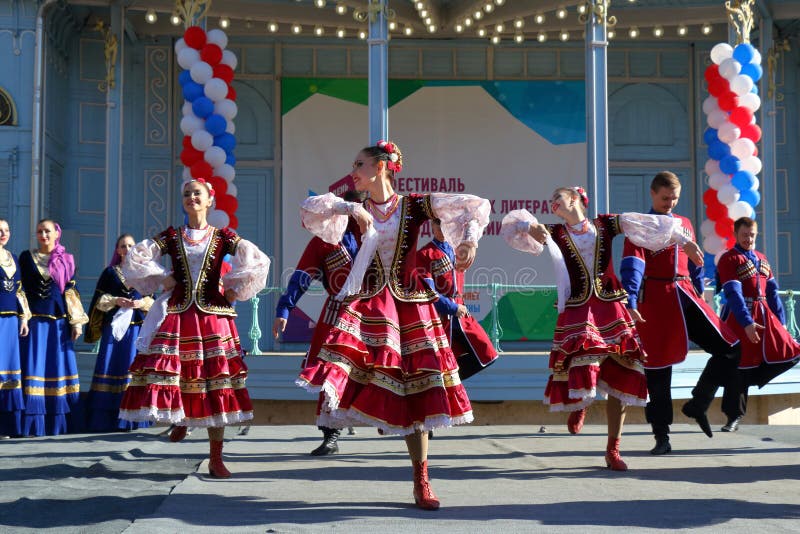 La Danza Cosaca En Ropa Tradicional Pyatigorsk, Rusia Foto editorial ...