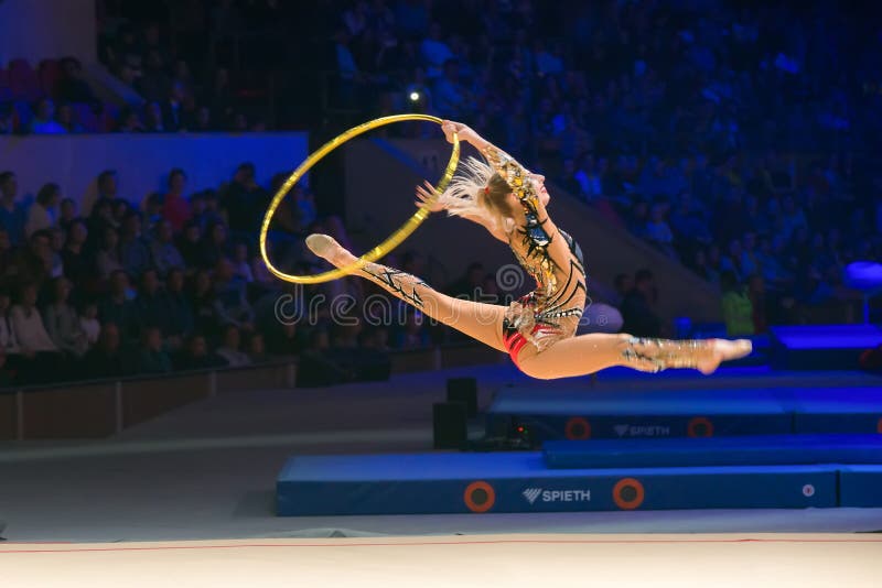 Salto Del Aro De La Muchacha De La Gimnasia Rítmica Foto de archivo ...