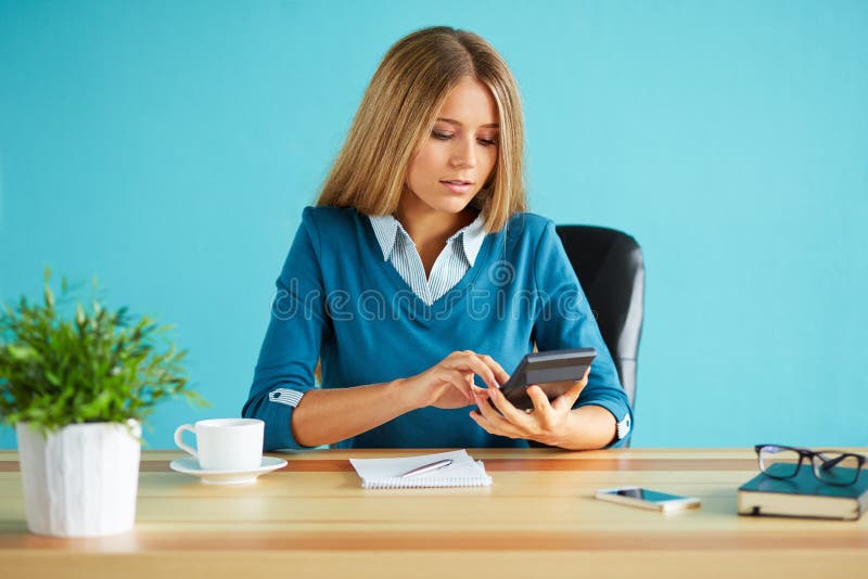 La donna calcola la tassa immagine stock. Immagine di impiegato - 62110245