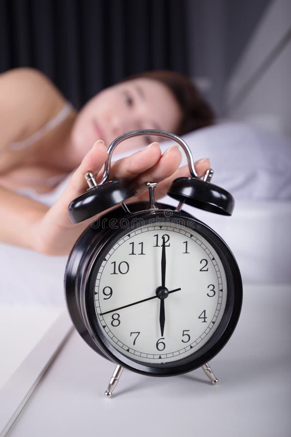 La Donna Che Dorme E Sveglia Per Spegnere La Sveglia Nel Mornin ... La Donna Che Dorme E Sveglia Per Spegnere La Sveglia Nel Mornin ...