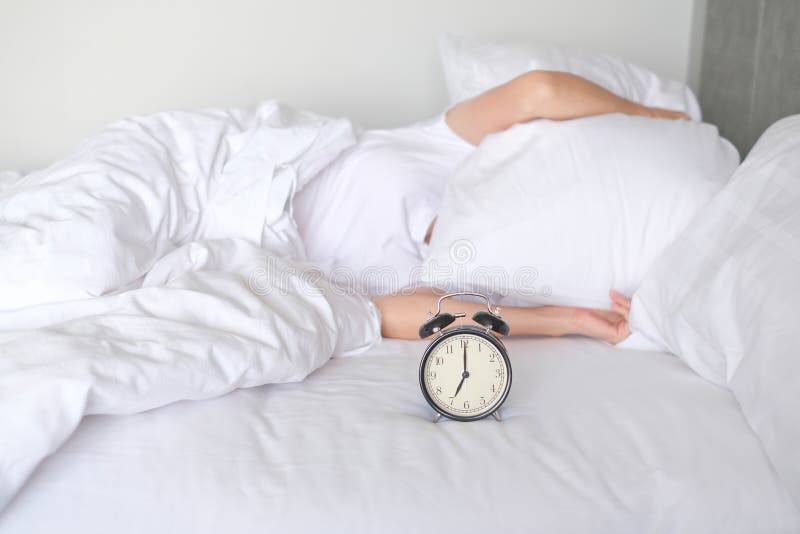 La Donna Che Dorme Sul Letto Spegne La Sveglia Al Mattino, Messa a ... La Donna Che Dorme Sul Letto Spegne La Sveglia Al Mattino, Messa a ...