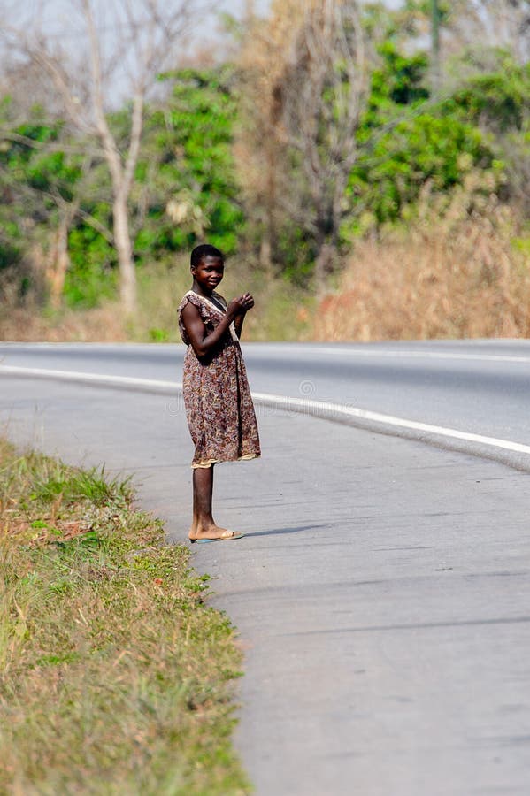La Donna Del Ghana Non Identificata Sta Sulla Strada Fotografia ...