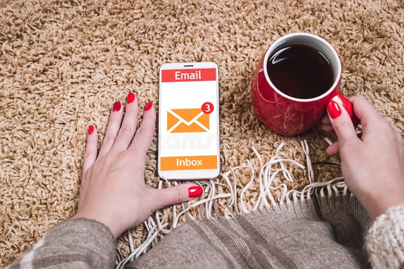 La Donna Ha Ricevuto Un Email Online Su Un Telefono Cellulare Icona Del ... La Donna Ha Ricevuto Un Email Online Su Un Telefono Cellulare Icona Del ...