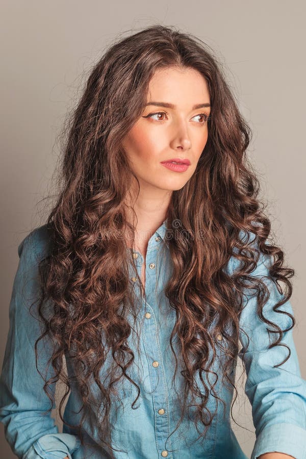 La Donna Riccia Guarda Per Parteggiare Fotografia Stock - Immagine di ...