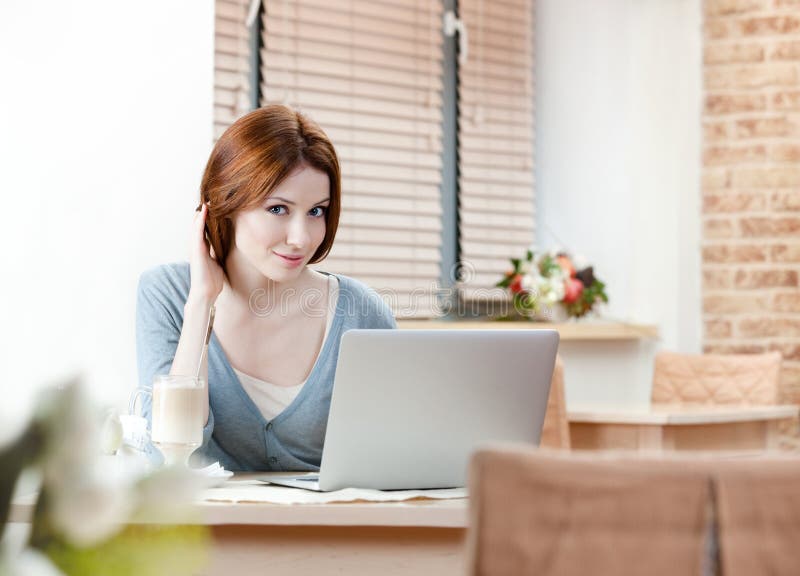 La Donna Sta Lavorando Al Con Computer Personale Immagine Stock ...