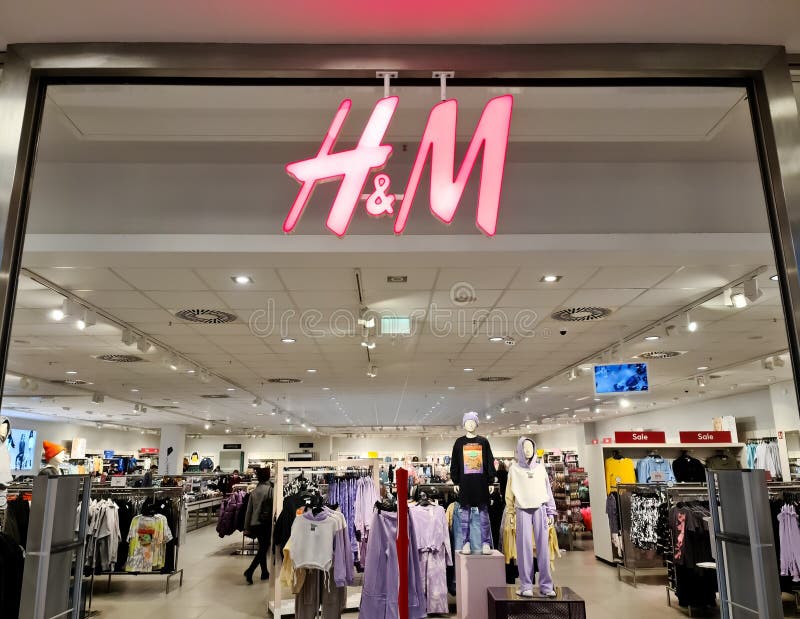 La Entrada De Una Tienda De Ropa De La Empresa H&m Fotografía editorial ...