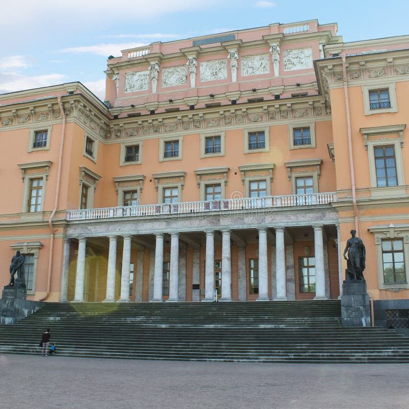 La Entrada Principal Al Castillo De Mikhailovsky Imagen de archivo ...