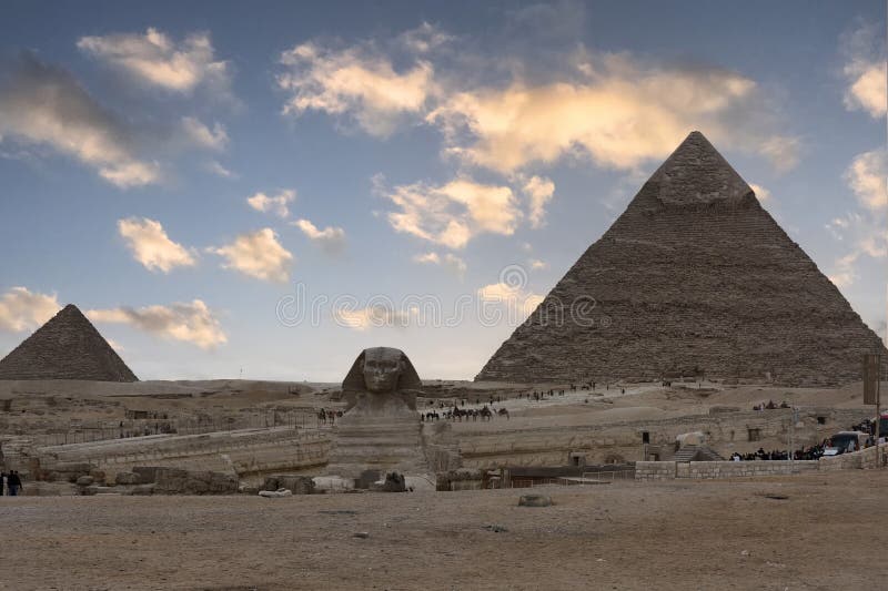 La Esfinge En El Complejo Piramidal De Giza El Egipto Foto de archivo ...