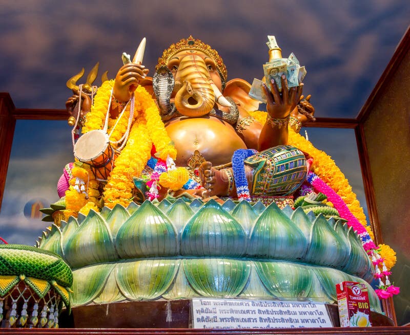 La Estatua Colorida De Dios Ganesha Imagen de archivo editorial ...