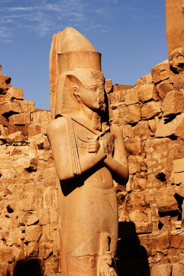 Estatua De Ramses II Con Su Mérito-Amon De La Hija En El Templo Del ...
