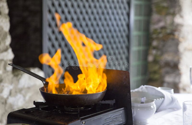 Sartén Con El Fuego Ardiente Adentro Imagen de archivo - Imagen de ...