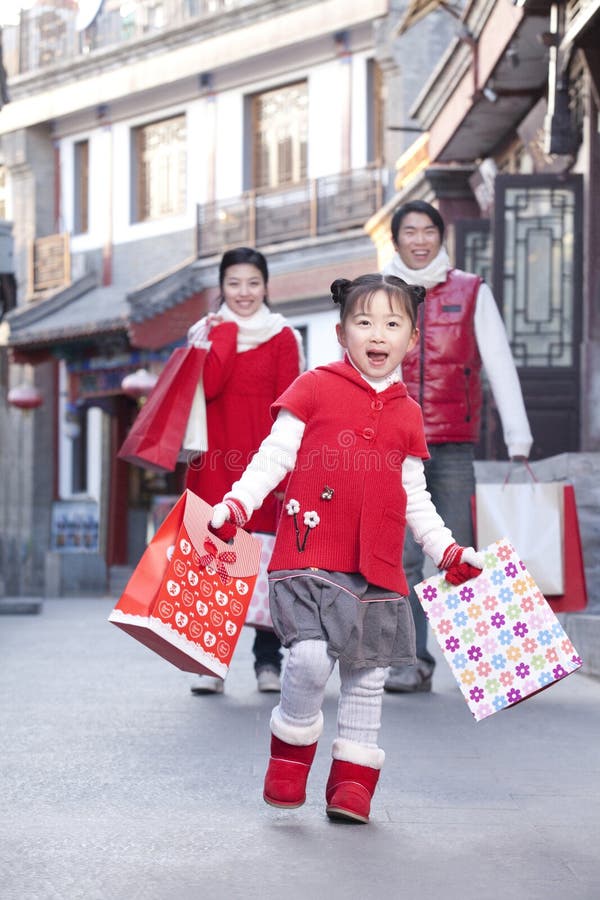 La Famiglia Va a Fare Spese Fotografia Stock - Immagine di giorno, età ...