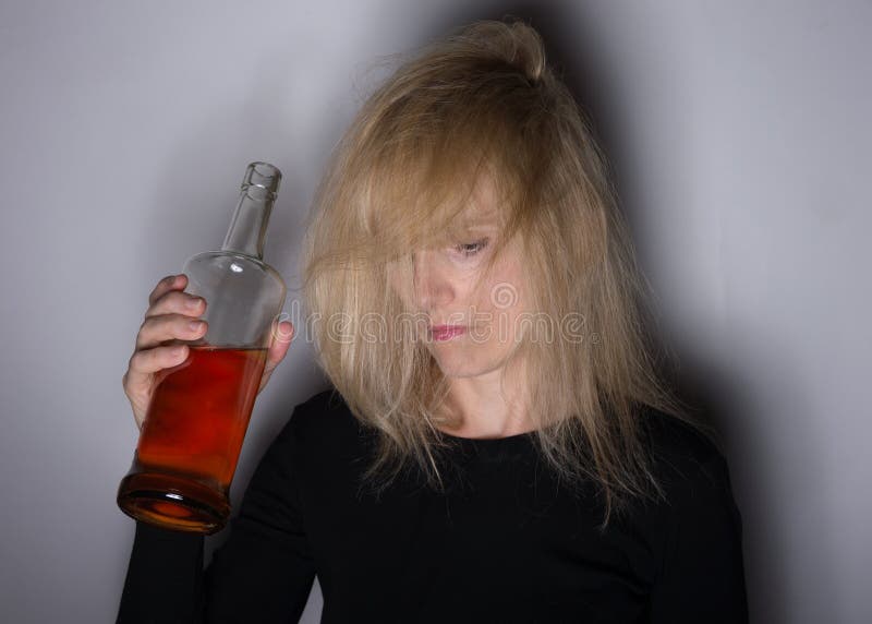 La Femme Alcoolique Regarde Vers Le Bas Image stock - Image du divorce ...