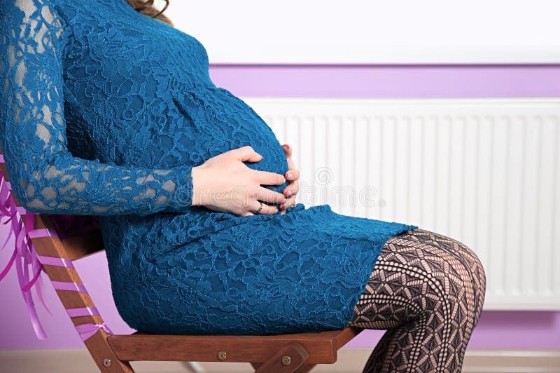 La Femme Enceinte Tient Son Ventre Photo Stock Image Du Femme Tient