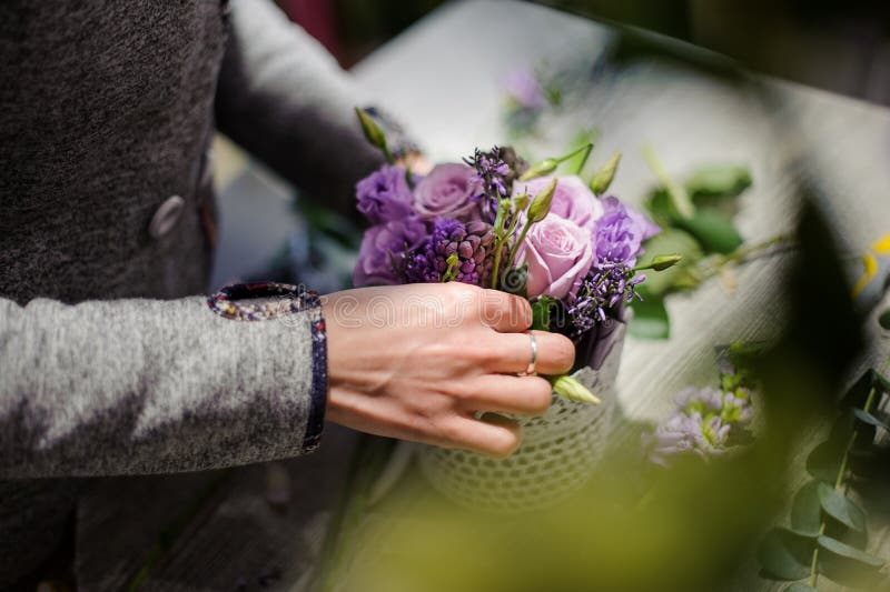 La Femme Remet Faire Un Joli Bouquet Lilas Des Fleurs Photo stock ... La Femme Remet Faire Un Joli Bouquet Lilas Des Fleurs Photo stock ...