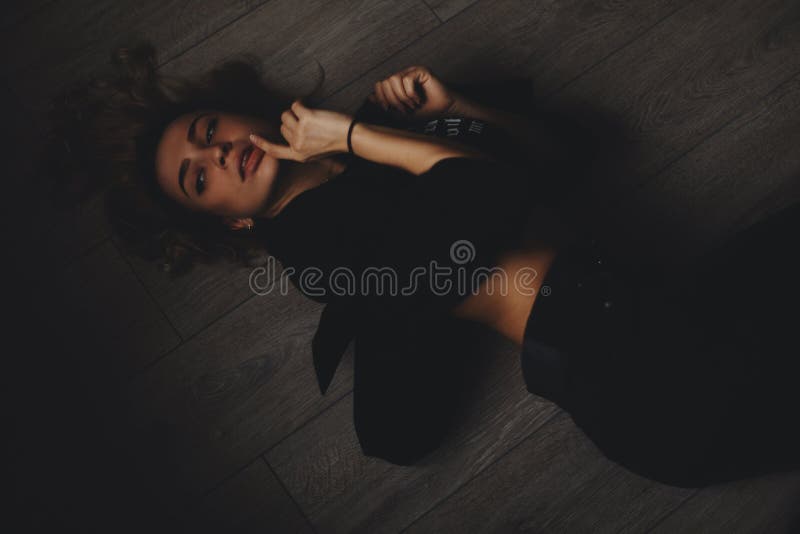 La Femme Sexy Attirante Se Trouve Sur Le Plancher Elle Regarde La