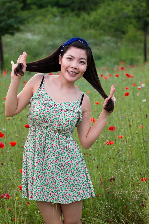 La Belle Fille Dans La Robe De Tradition Joue Dans Le Jardin De Lotus