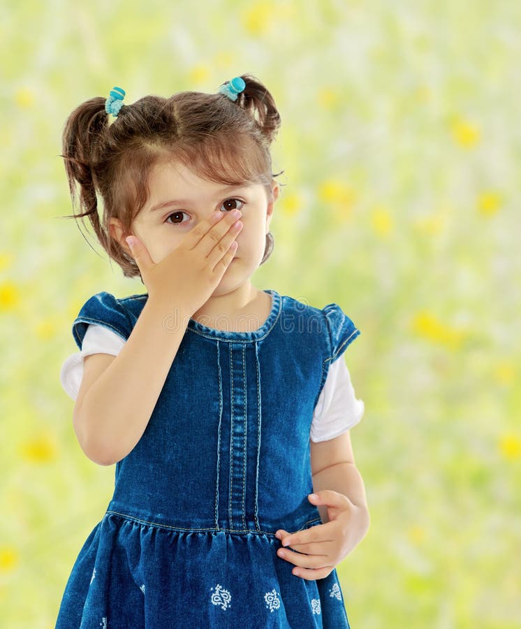 La Fille a Couvert Son Visage Des Allergies Image stock - Image du ...