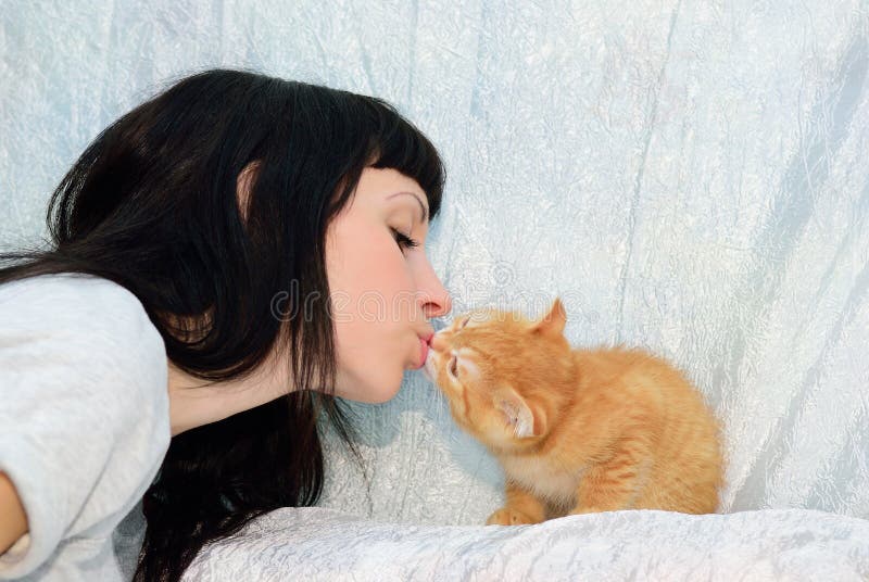 767 Caresse De Jeune Fille Avec Le Chaton Photos Libres De Droits Et