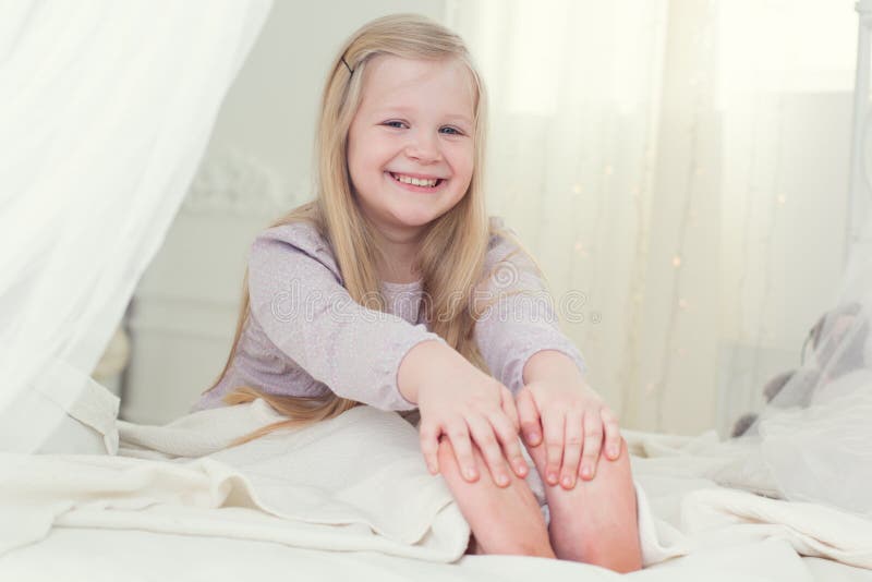 Paye De Lenfant Que La Fille Se Repose Dans Le Lit Photo Stock Image Du Indoors Humain 68228242