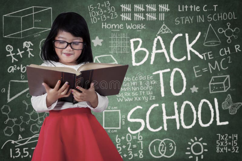 La Fille a Lu Un Livre Devant Le Tableau Noir Photo stock - Image du ... La Fille a Lu Un Livre Devant Le Tableau Noir Photo stock - Image du ...