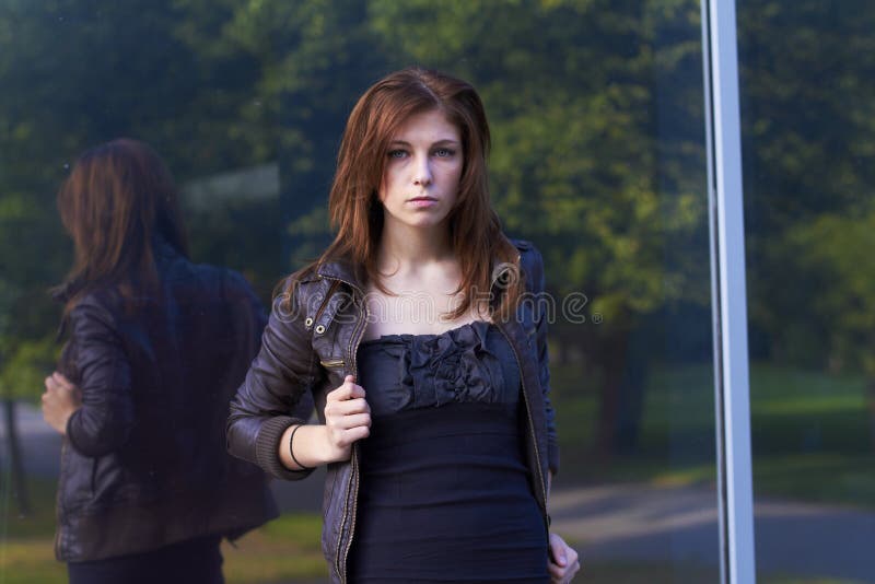 La Fille Regarde Le Visualisateur Photo stock - Image du regards, noir ...