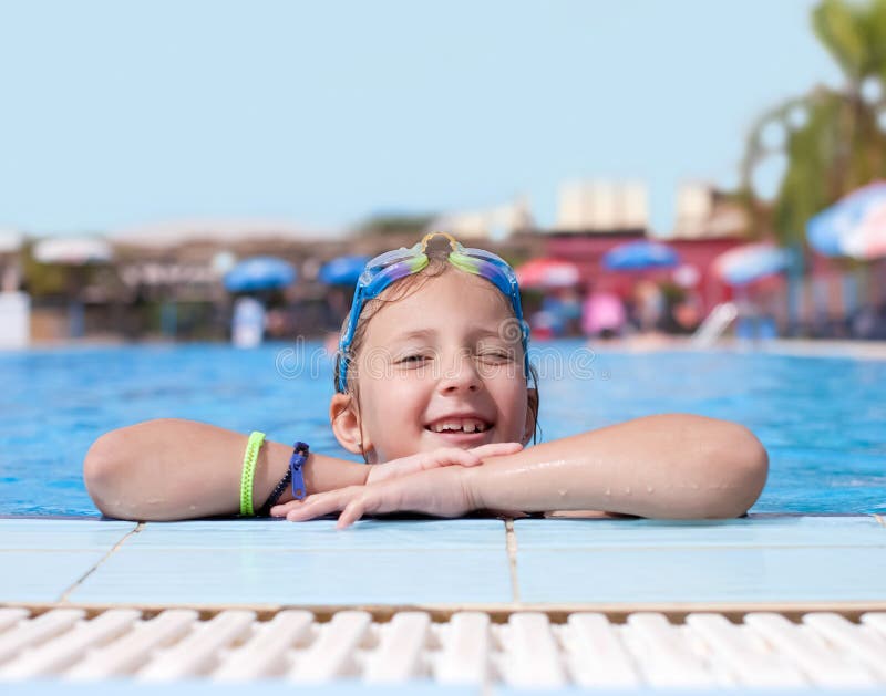 La fille se repose photo stock. Image du loisirs, extérieur - 31941200