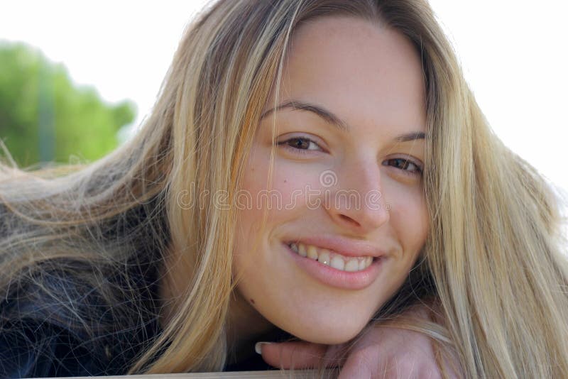 La fille sourit image stock. Image du magnifique, heureux - 80895