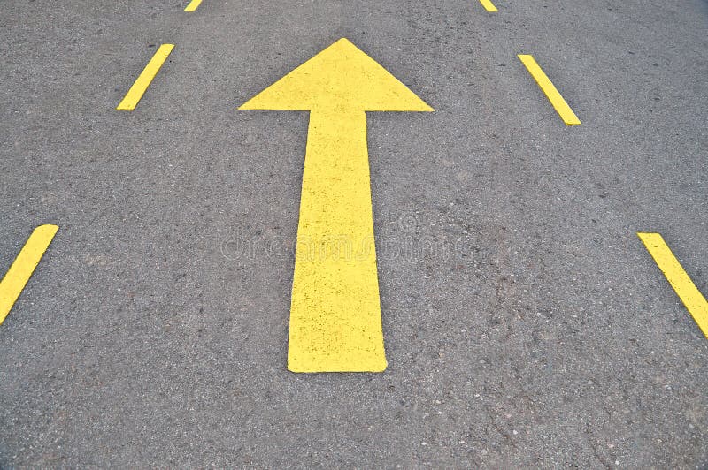 Le Signe De La Flèche Jaune Photo stock - Image du publique, matériau ...