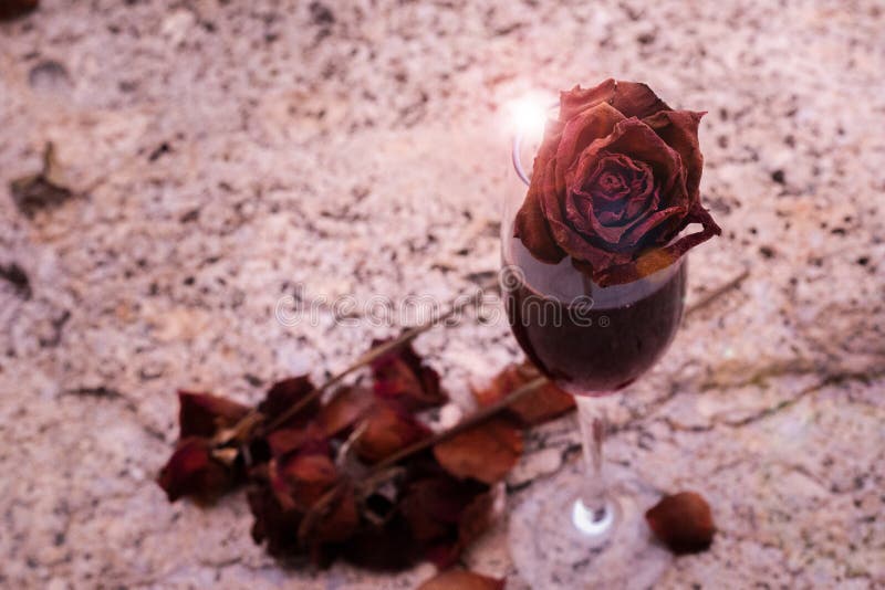 La Flor De La Rosa En La Copa De Vino Foto de archivo - Imagen de ...