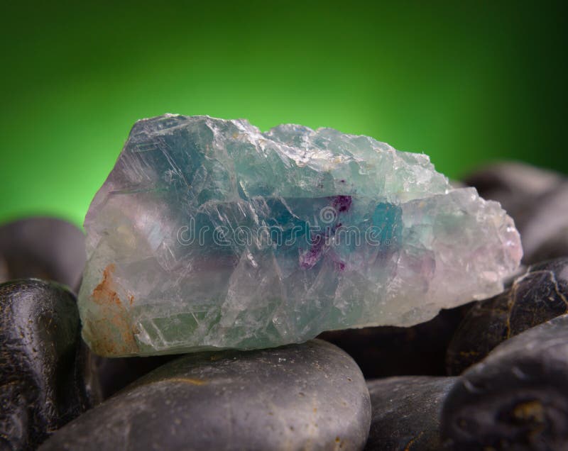 Cristallo della fluorite fotografia stock. Immagine di colori - 732196