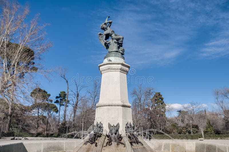 La Fontana Dell'angelo Caduto a Madrid, Spagna. Immagine Stock ...