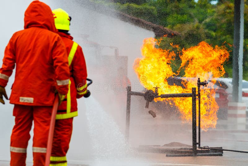 La Formation Du Sapeur-pompier Pompier Image stock éditorial - Image of ...