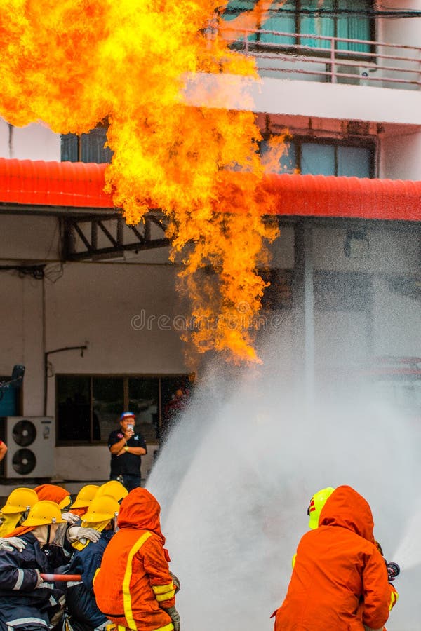 La Formation Du Sapeur-pompier Photo éditorial - Image du oxygène ...