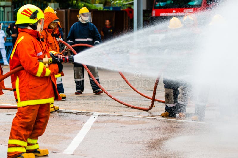 La Formation Du Sapeur-pompier Photo éditorial - Image du bravez ...