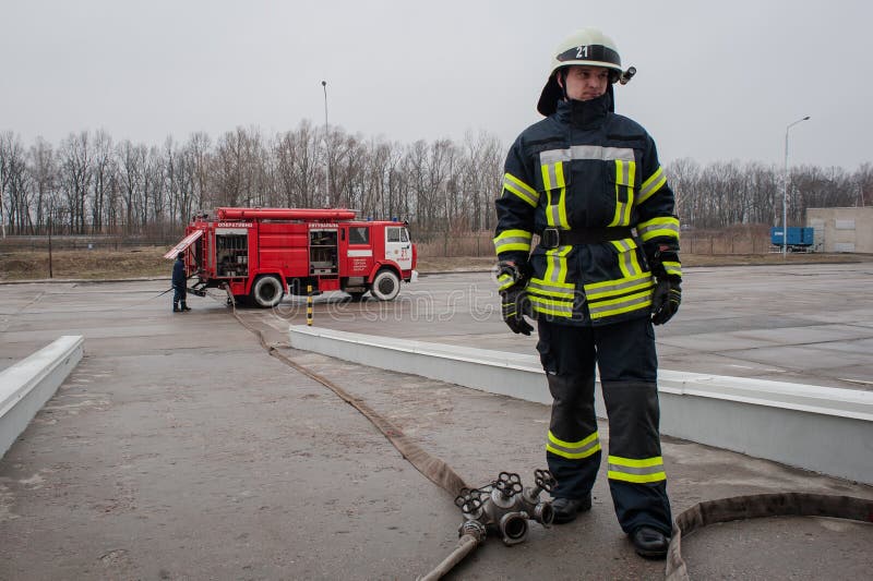 La Formation Du Sapeur-pompier Image stock éditorial - Image du chargez ...