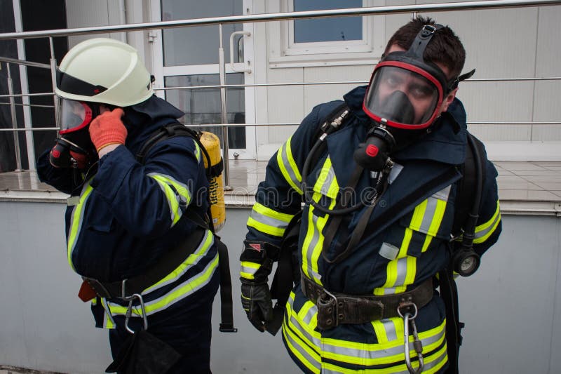 La Formation Du Sapeur-pompier Photo stock éditorial - Image du ...
