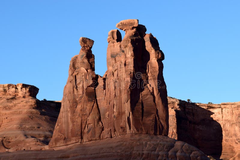 La Formazione Di Tre Pettegolezzi Ad Alba Fotografia Stock - Immagine ...