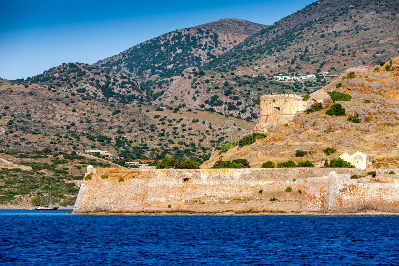 La Fortaleza De La Isla De Spinalonga, Creta, Grecia Foto de archivo ...