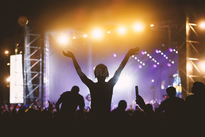 La Foto Di Una Folla, La Gente Che Gode Del Concerto Rock, Ha Sollevato ... La Foto Di Una Folla, La Gente Che Gode Del Concerto Rock, Ha Sollevato ...
