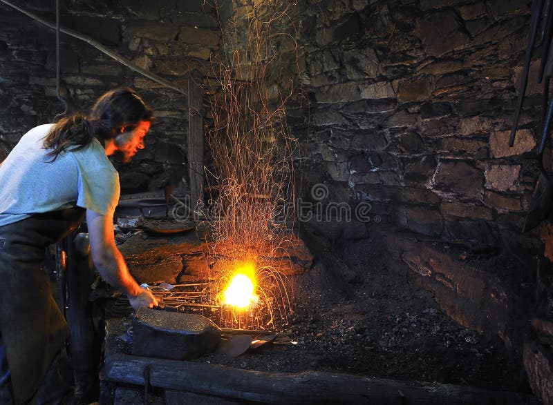 Ascuas Y Llamas De La Fragua De Un Forjador Foto de archivo - Imagen de ...