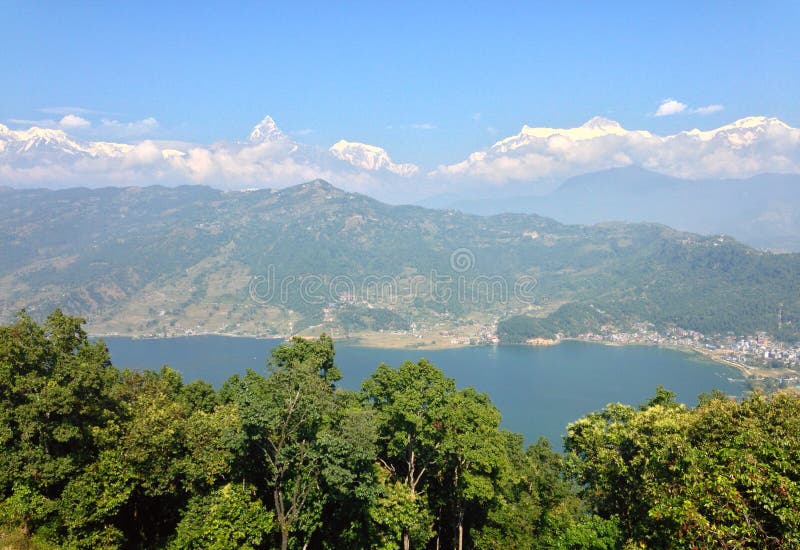 La Gama Y El Lago Phewa, Pokhara De Annapurna Foto de archivo - Imagen ...