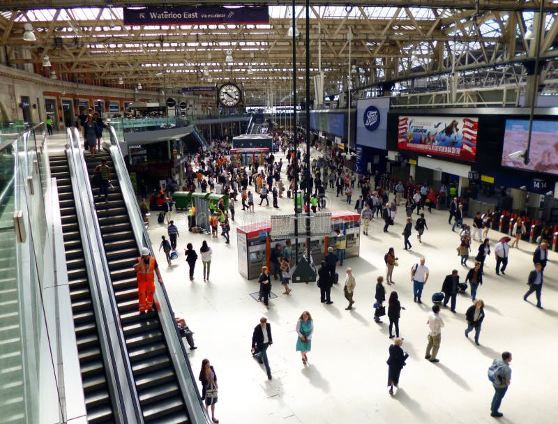 Gare Ferroviaire De Waterloo - Londres Photographie éditorial - Image ...