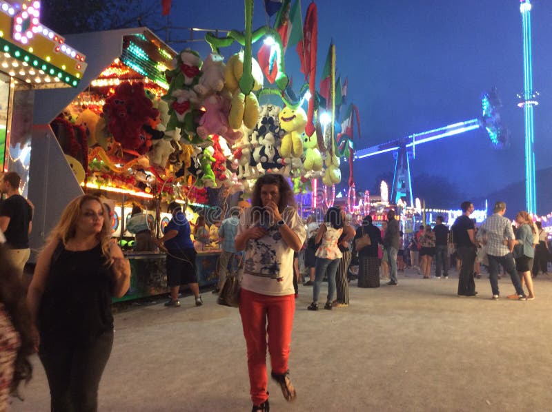 La gente ad una fiera fotografia editoriale. Immagine di carosello ...