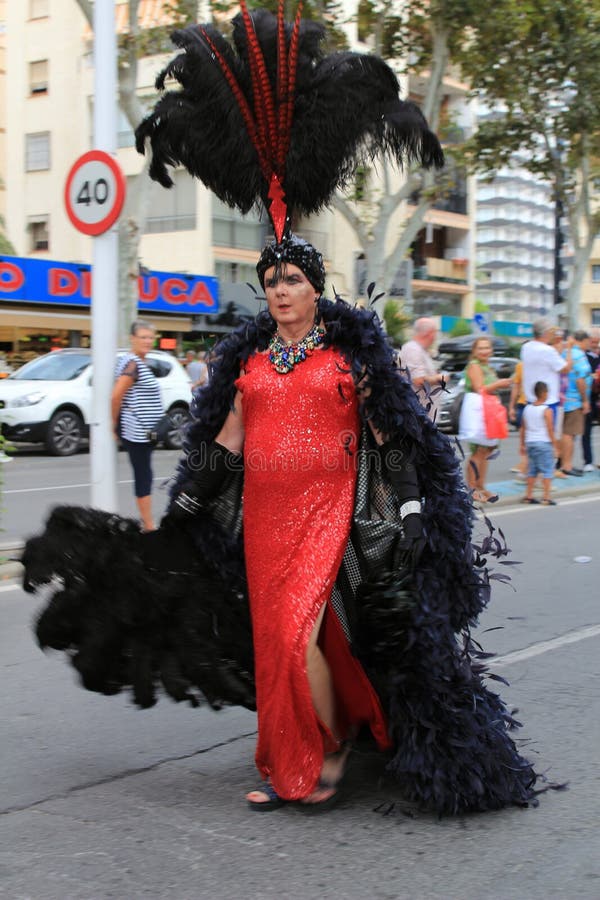La Gente Che Balla E Che Si Diverte in Pride Parade Gay a Benidorm ...