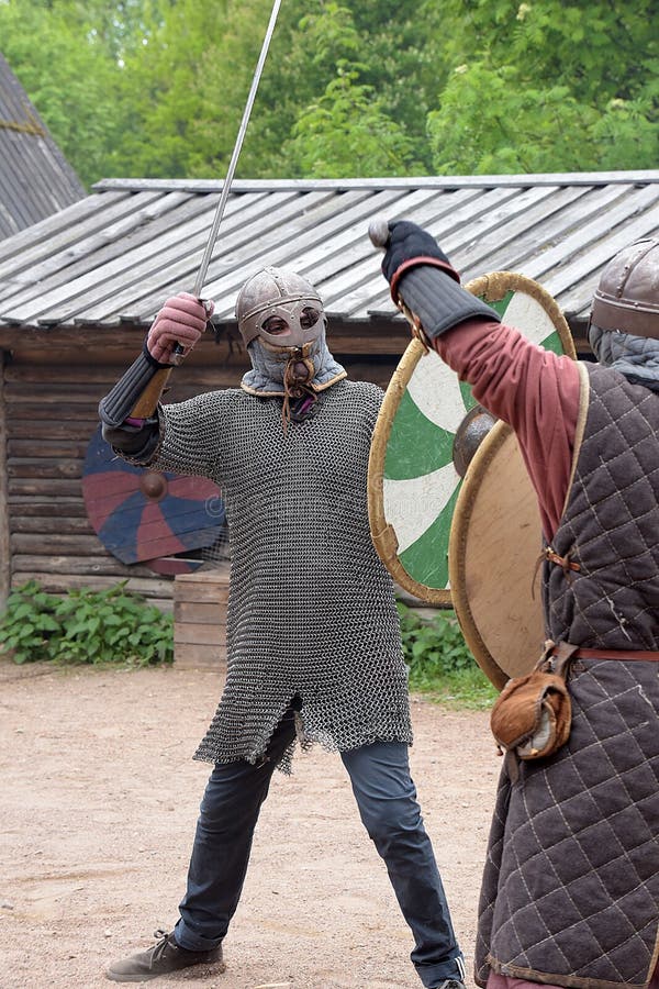 La Gente Che Combatte Con Le Spade in Vestito Medievale Immagine Stock ...
