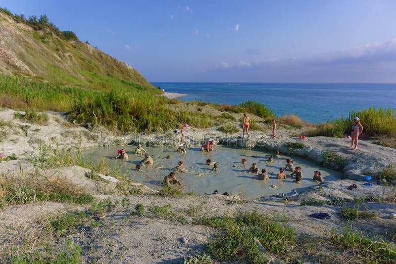 La Gente Che Ha Bagni Di Fango Di Argilla Blu Immagine Stock Editoriale ...