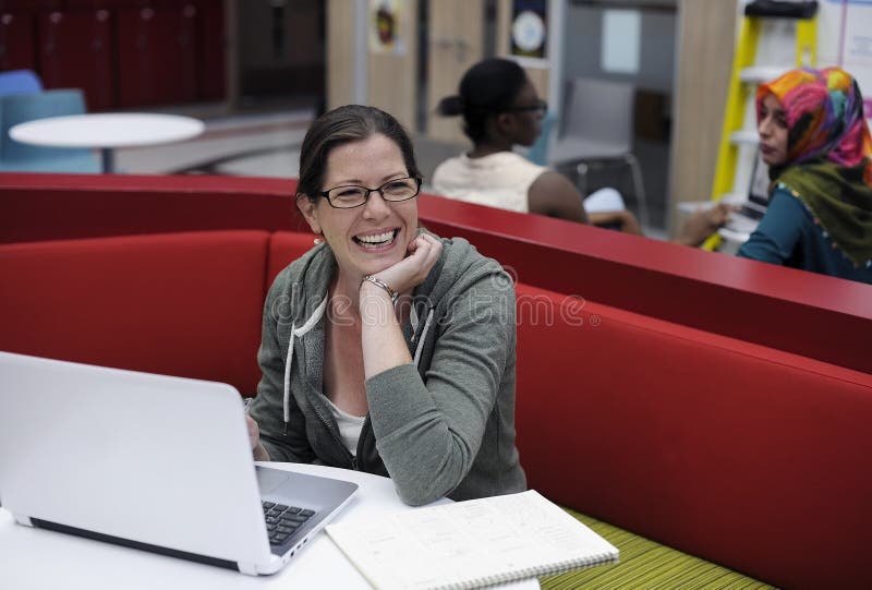 La Gente Di Giovane Impresa Che Lavora Al Computer Portatile Immagine ...